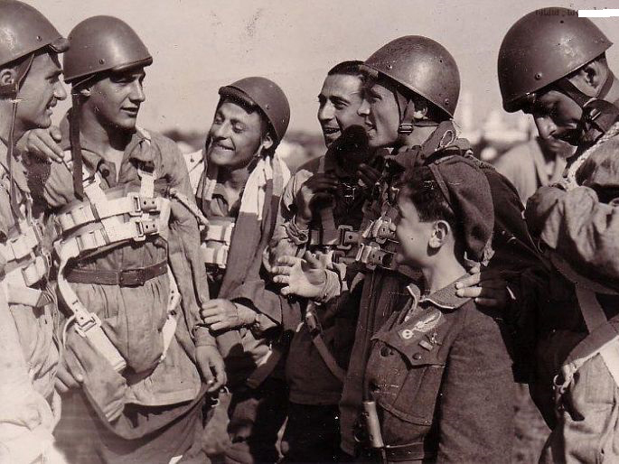 Italian M42 Paratrooper* – Steel Helmets of the World Wars
