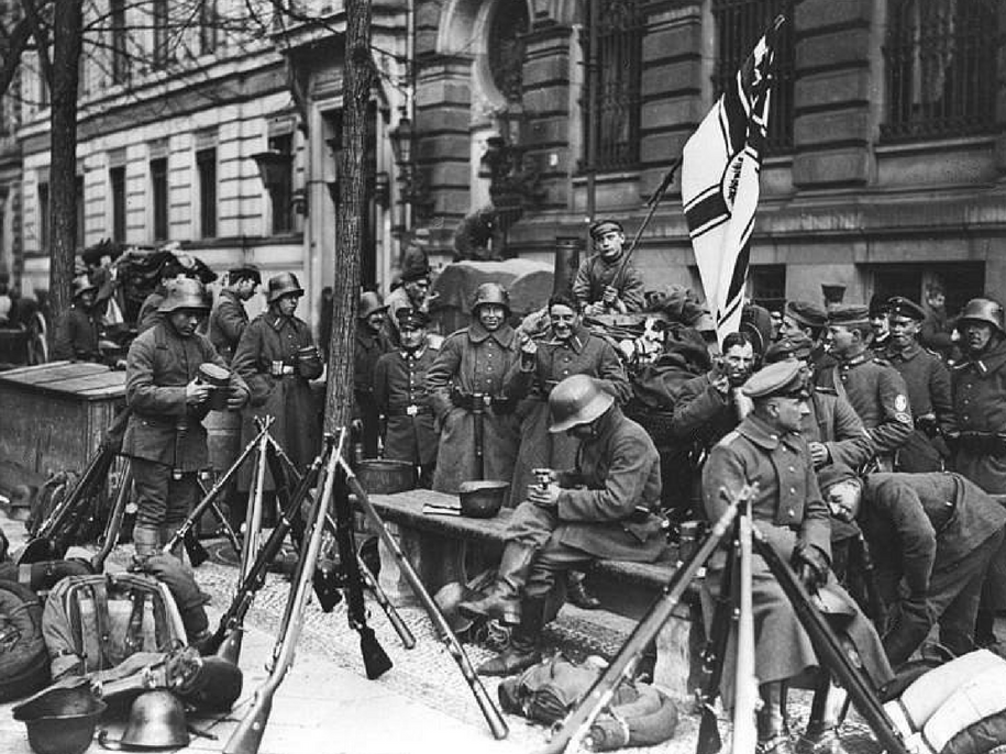 Freikorps* – Steel Helmets of the World Wars